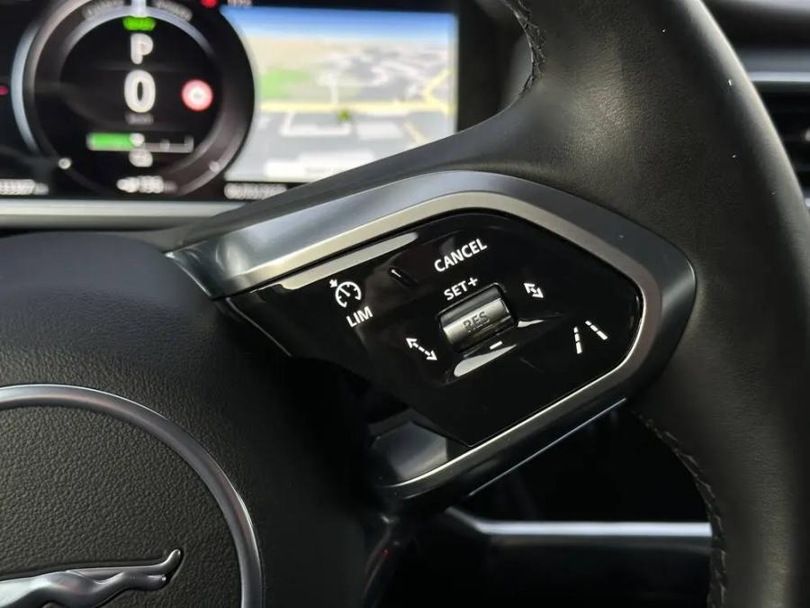 Pelēks Jaguar F-Pace 2020 Jelgava, ar dzinēja tilpumu 0.10 L un nobraukumu 129 tūkst. km par 25450 €, foto 16 vietnē AUTOMOTO.COM.LV