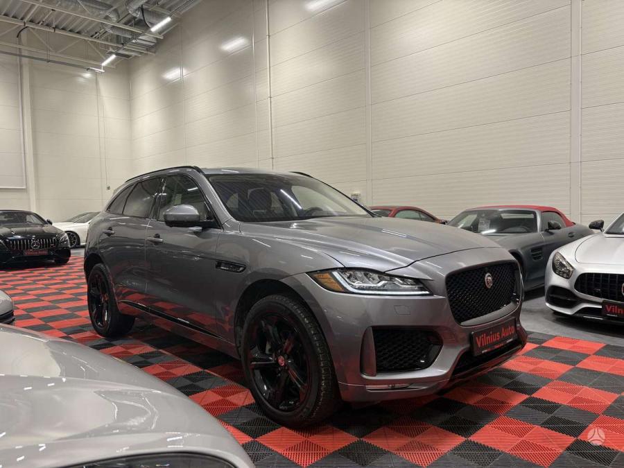 Grey Jaguar F-Pace 2020 in Vilnius, with an engine capacity of 2.00 L and mileage of 30 thousand km for 24990 €, photo 4 on AUTOMOTO.COM.LV