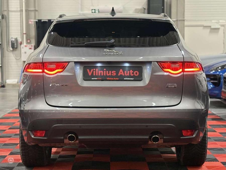 Grey Jaguar F-Pace 2020 in Vilnius, with an engine capacity of 2.00 L and mileage of 30 thousand km for 24990 €, photo 6 on AUTOMOTO.COM.LV