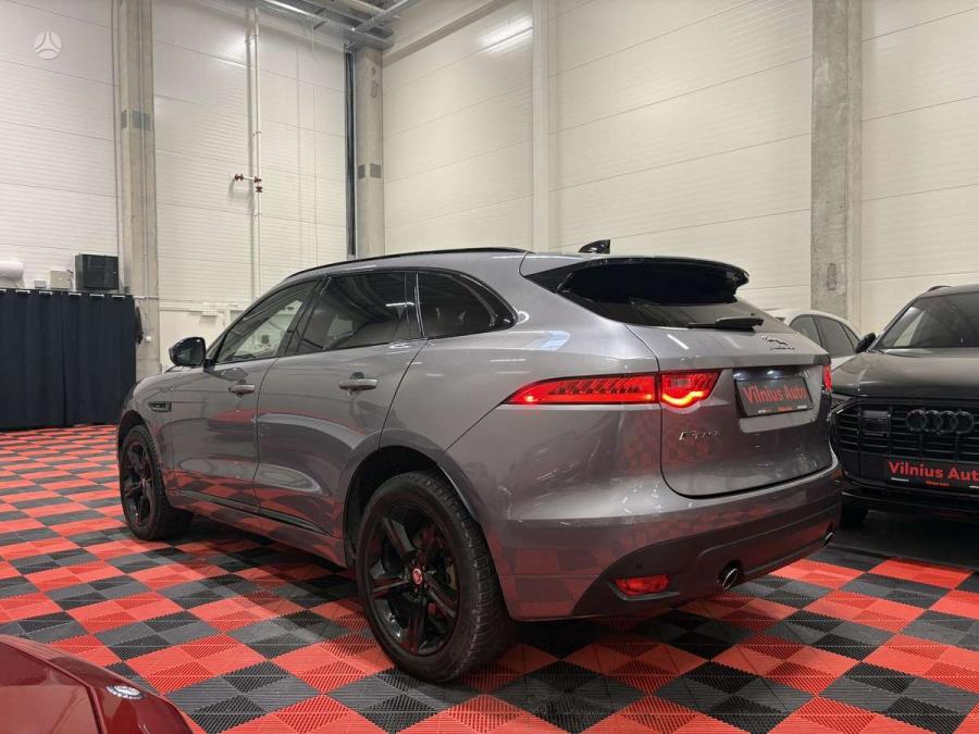 Grey Jaguar F-Pace 2020 in Vilnius, with an engine capacity of 2.00 L and mileage of 30 thousand km for 24990 €, photo 7 on AUTOMOTO.COM.LV