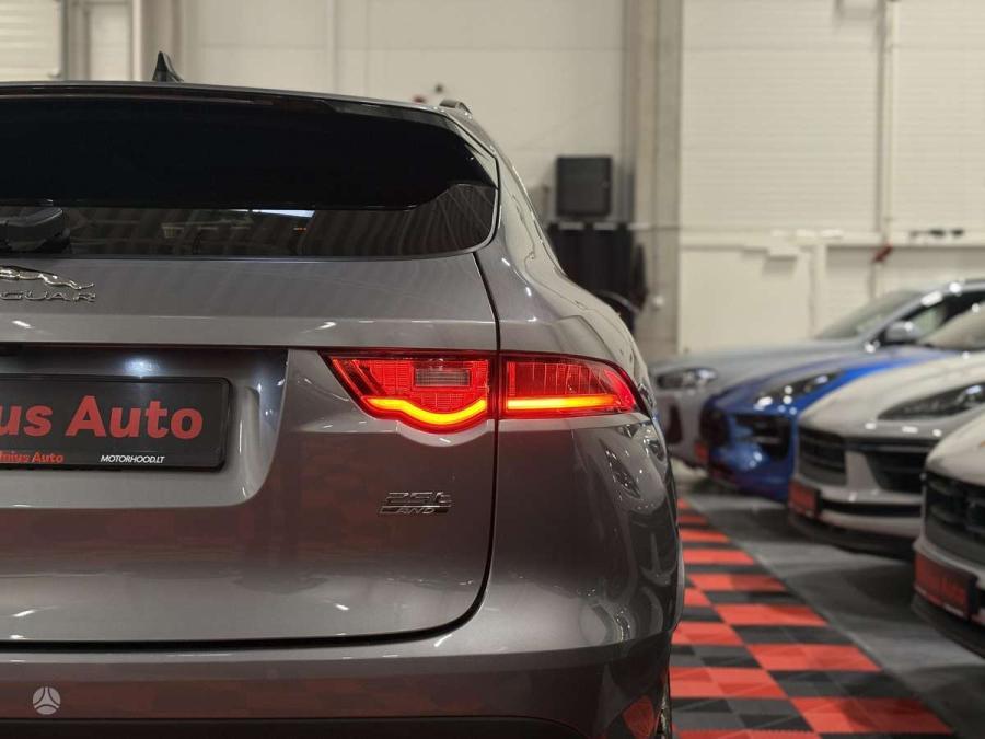 Grey Jaguar F-Pace 2020 in Vilnius, with an engine capacity of 2.00 L and mileage of 30 thousand km for 24990 €, photo 9 on AUTOMOTO.COM.LV