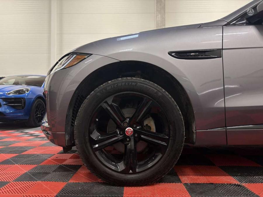 Grey Jaguar F-Pace 2020 in Vilnius, with an engine capacity of 2.00 L and mileage of 30 thousand km for 24990 €, photo 10 on AUTOMOTO.COM.LV