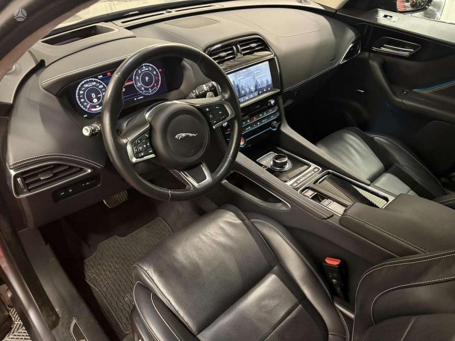 Grey Jaguar F-Pace 2020 in Vilnius, with an engine capacity of 2.00 L and mileage of 30 thousand km for 24990 €, photo 13 on AUTOMOTO.COM.LV