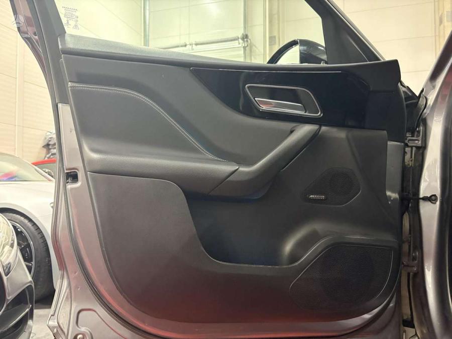 Grey Jaguar F-Pace 2020 in Vilnius, with an engine capacity of 2.00 L and mileage of 30 thousand km for 24990 €, photo 14 on AUTOMOTO.COM.LV