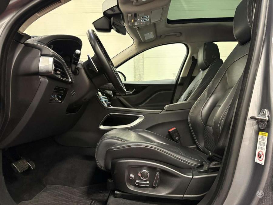 Grey Jaguar F-Pace 2020 in Vilnius, with an engine capacity of 2.00 L and mileage of 30 thousand km for 24990 €, photo 16 on AUTOMOTO.COM.LV