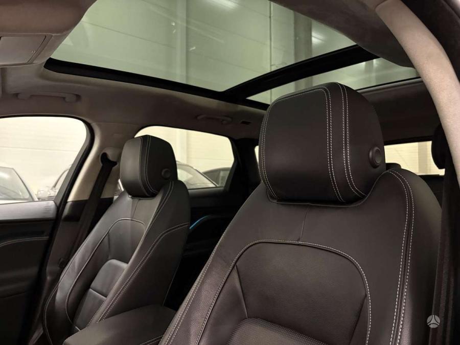 Grey Jaguar F-Pace 2020 in Vilnius, with an engine capacity of 2.00 L and mileage of 30 thousand km for 24990 €, photo 17 on AUTOMOTO.COM.LV