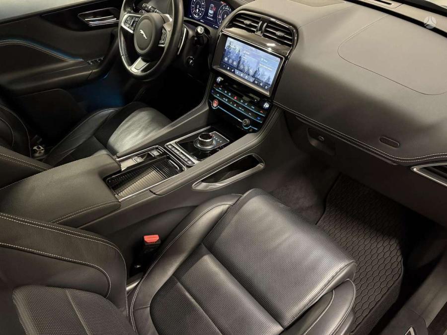 Grey Jaguar F-Pace 2020 in Vilnius, with an engine capacity of 2.00 L and mileage of 30 thousand km for 24990 €, photo 18 on AUTOMOTO.COM.LV