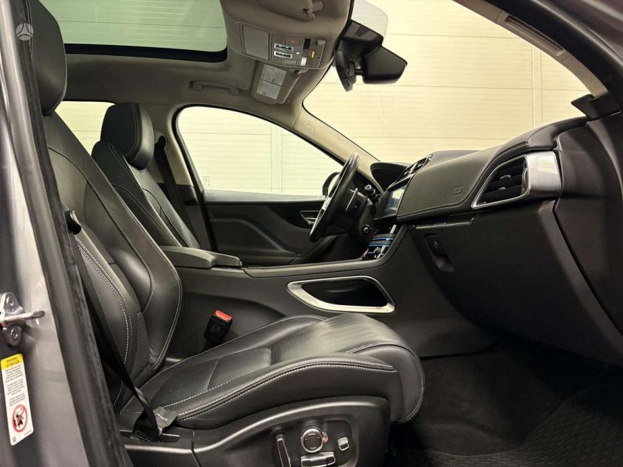 Grey Jaguar F-Pace 2020 in Vilnius, with an engine capacity of 2.00 L and mileage of 30 thousand km for 24990 €, photo 19 on AUTOMOTO.COM.LV