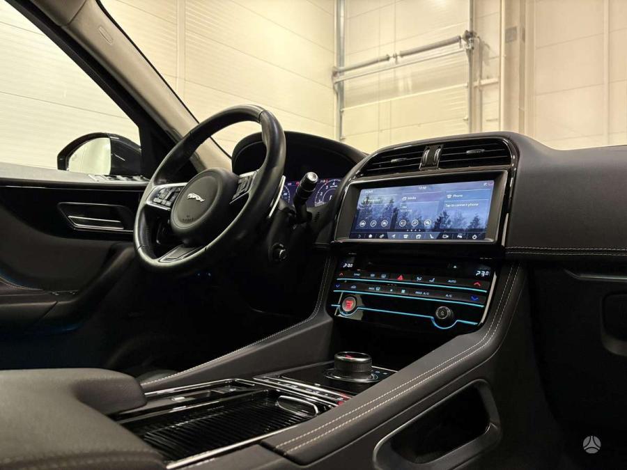 Grey Jaguar F-Pace 2020 in Vilnius, with an engine capacity of 2.00 L and mileage of 30 thousand km for 24990 €, photo 20 on AUTOMOTO.COM.LV