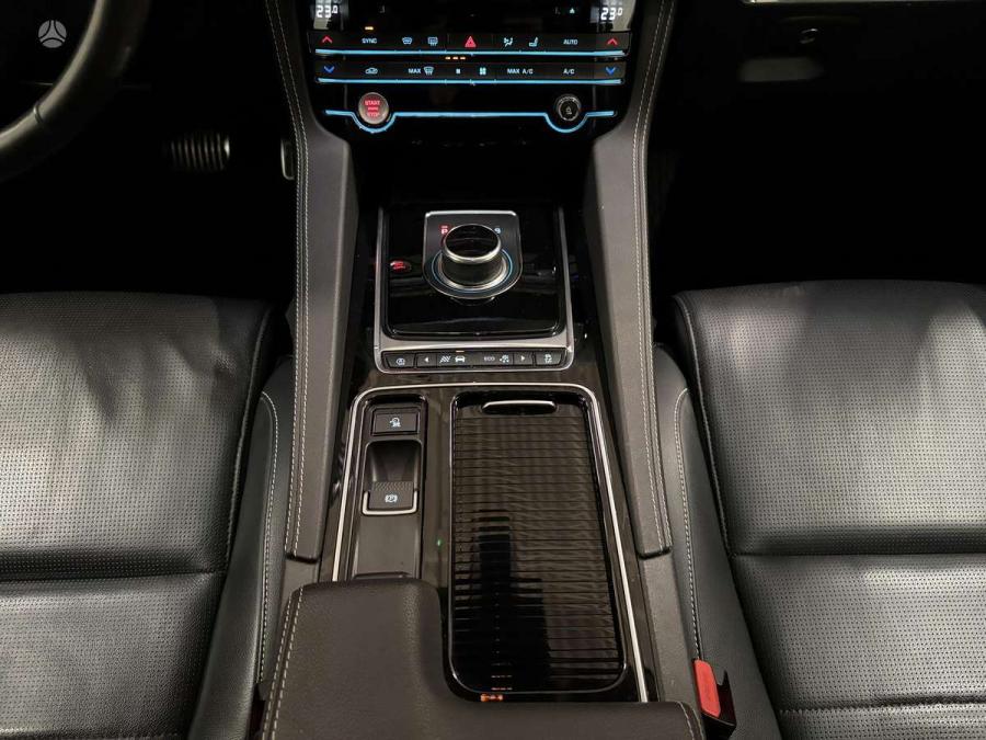 Grey Jaguar F-Pace 2020 in Vilnius, with an engine capacity of 2.00 L and mileage of 30 thousand km for 24990 €, photo 26 on AUTOMOTO.COM.LV