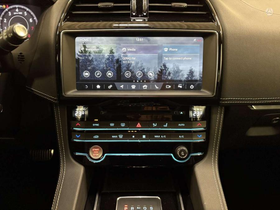 Grey Jaguar F-Pace 2020 in Vilnius, with an engine capacity of 2.00 L and mileage of 30 thousand km for 24990 €, photo 27 on AUTOMOTO.COM.LV