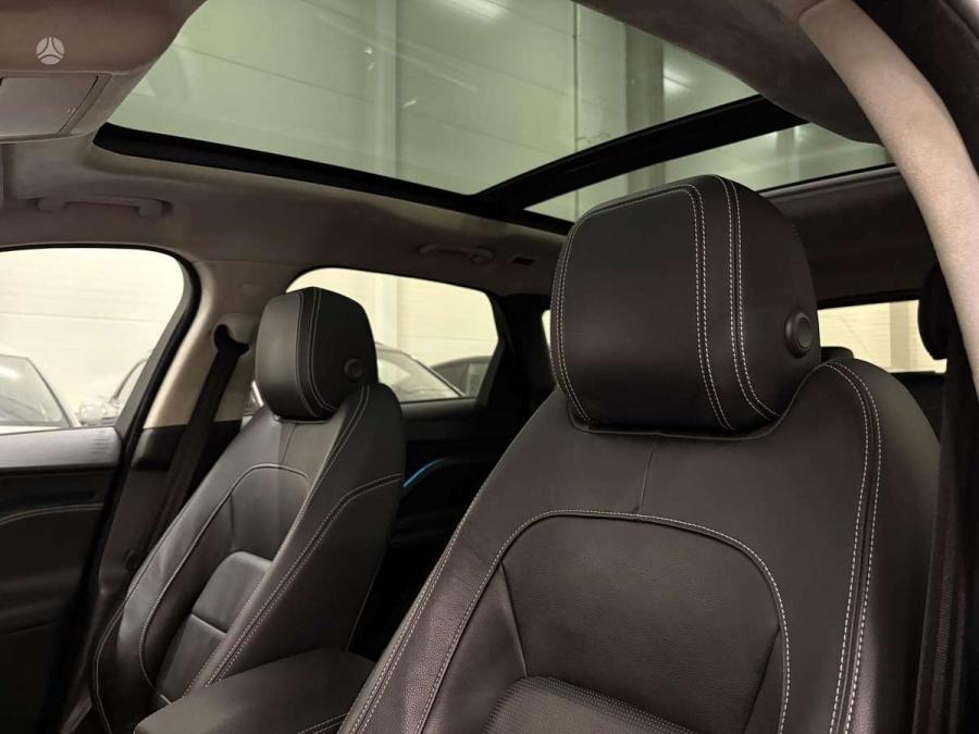 Grey Jaguar F-Pace 2020 in Vilnius, with an engine capacity of 2.00 L and mileage of 30 thousand km for 24790 €, photo 17 on AUTOMOTO.COM.LV