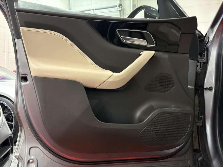Pelēks Jaguar F-Pace 2020 Viļņa, ar dzinēja tilpumu 2.00 L un nobraukumu 112 tūkst. km par 21490 €, foto 12 vietnē AUTOMOTO.COM.LV