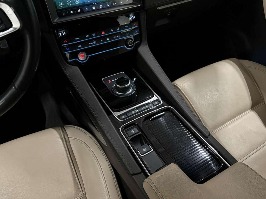 Pelēks Jaguar F-Pace 2020 Viļņa, ar dzinēja tilpumu 2.00 L un nobraukumu 112 tūkst. km par 21490 €, foto 23 vietnē AUTOMOTO.COM.LV
