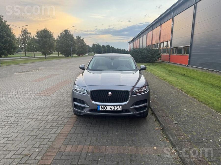 Grey Jaguar F-Pace 2020 in Ventspils, with an engine capacity of 2.00 L and mileage of 138 thousand km for 18455 €, photo 3 on AUTOMOTO.COM.LV