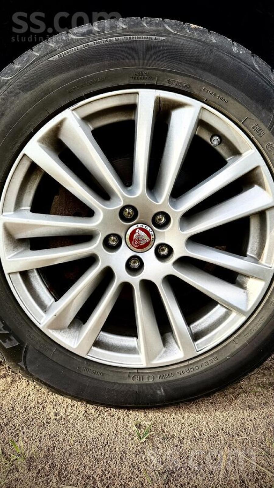 Grey Jaguar F-Pace 2020 in Riga, with an engine capacity of 2.00 L and mileage of 95 thousand km for 25000 €, photo 13 on AUTOMOTO.COM.LV