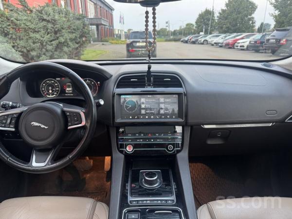 Jaguar F-Pace 2020 Ventspils vietnē Pelēks Jaguar F-Pace 2020 Ventspils, ar dzinēja tilpumu 2.00 L un nobraukumu 138 tūkst. km par 18455 €, foto 4 vietnē AUTOMOTO.COM.LV