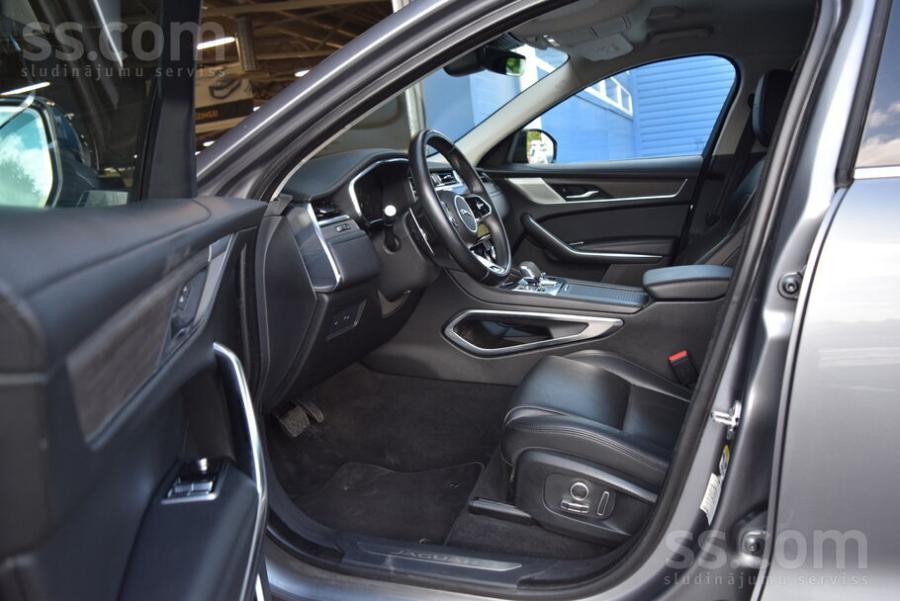Grey Jaguar F-Pace 2021 in Riga, with an engine capacity of 2.00 L and mileage of 94 thousand km for 23400 €, photo 4 on AUTOMOTO.COM.LV