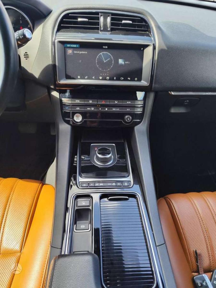 Pelēks Jaguar F-Pace 2021 Šauļi, ar dzinēja tilpumu 2.00 L un nobraukumu 50 tūkst. km par 17000 €, foto 16 vietnē AUTOMOTO.COM.LV