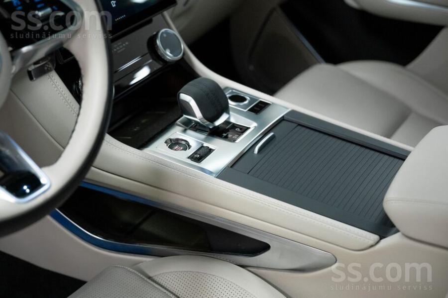 Grey Jaguar F-Pace 2024 in Riga, with an engine capacity of 2.00 L and mileage of 17 thousand km for 42500 €, photo 31 on AUTOMOTO.COM.LV