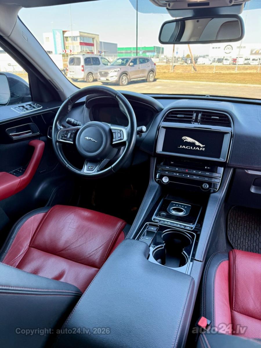 Pelēks Jaguar F-Pace 2016 Tallina, ar dzinēja tilpumu 3.00 L un nobraukumu 212 tūkst. km par 18500 €, foto 10 vietnē AUTOMOTO.COM.LV