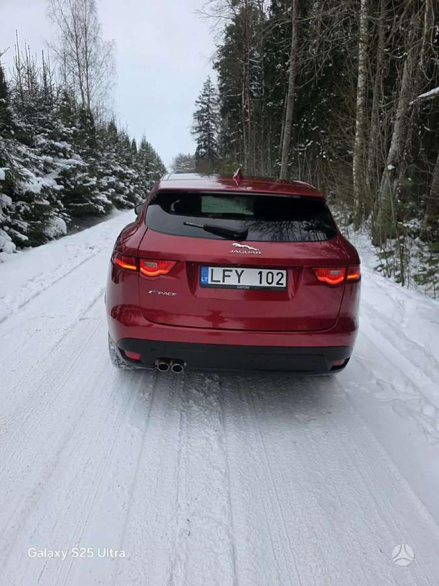 Красный Ягуар Ф-Пейс 2016 в Мажейкяй, объемом двигателя 2.00 л и пробегом 134 тыс. км за 9000 €, фото 4 на AUTOMOTO.COM.LV