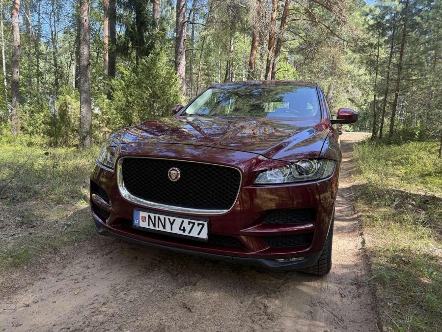 Red Jaguar F-Pace 2016 in Visaginas, with an engine capacity of 2.00 L and mileage of 192 thousand km for 13999 €, photo 1 on AUTOMOTO.COM.LV