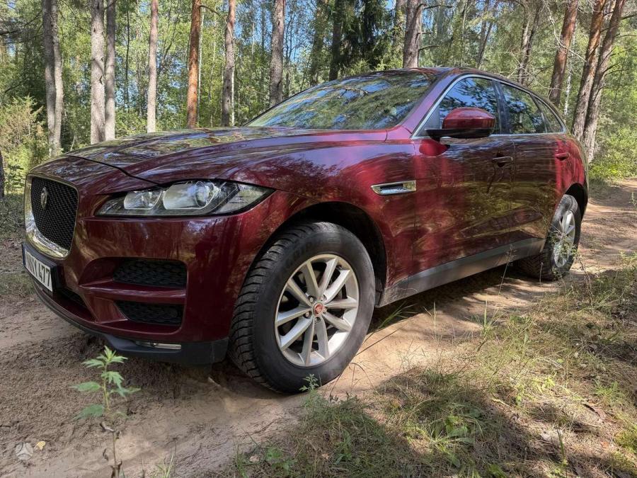 Red Jaguar F-Pace 2016 in Visaginas, with an engine capacity of 2.00 L and mileage of 192 thousand km for 13999 €, photo 3 on AUTOMOTO.COM.LV