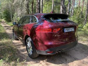 Red Jaguar F-Pace 2016 in Visaginas, with an engine capacity of 2.00 L and mileage of 192 thousand km for 13999 €, photo 4 on AUTOMOTO.COM.LV