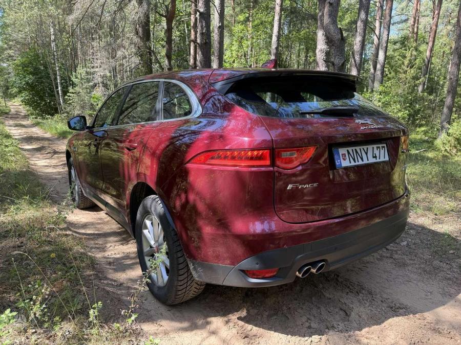 Red Jaguar F-Pace 2016 in Visaginas, with an engine capacity of 2.00 L and mileage of 192 thousand km for 13999 €, photo 4 on AUTOMOTO.COM.LV