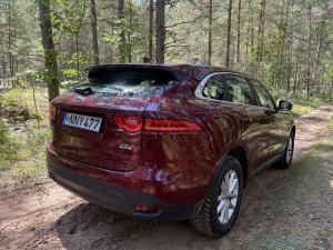Red Jaguar F-Pace 2016 in Visaginas, with an engine capacity of 2.00 L and mileage of 192 thousand km for 13999 €, photo 5 on AUTOMOTO.COM.LV