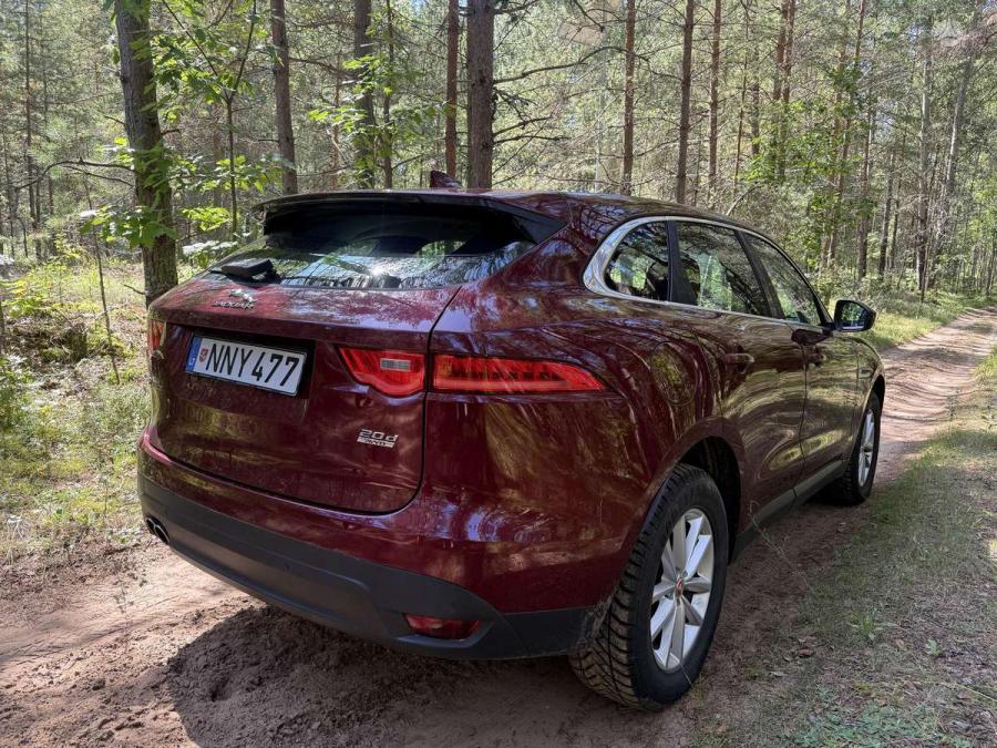 Red Jaguar F-Pace 2016 in Visaginas, with an engine capacity of 2.00 L and mileage of 192 thousand km for 13999 €, photo 5 on AUTOMOTO.COM.LV
