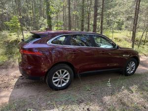 Red Jaguar F-Pace 2016 in Visaginas, with an engine capacity of 2.00 L and mileage of 192 thousand km for 13999 €, photo 6 on AUTOMOTO.COM.LV