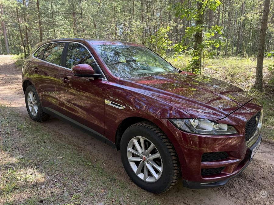 Red Jaguar F-Pace 2016 in Visaginas, with an engine capacity of 2.00 L and mileage of 192 thousand km for 13999 €, photo 7 on AUTOMOTO.COM.LV