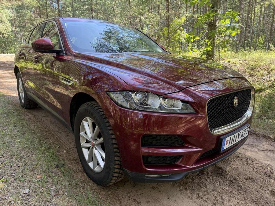 Red Jaguar F-Pace 2016 in Visaginas, with an engine capacity of 2.00 L and mileage of 192 thousand km for 13999 €, photo 8 on AUTOMOTO.COM.LV