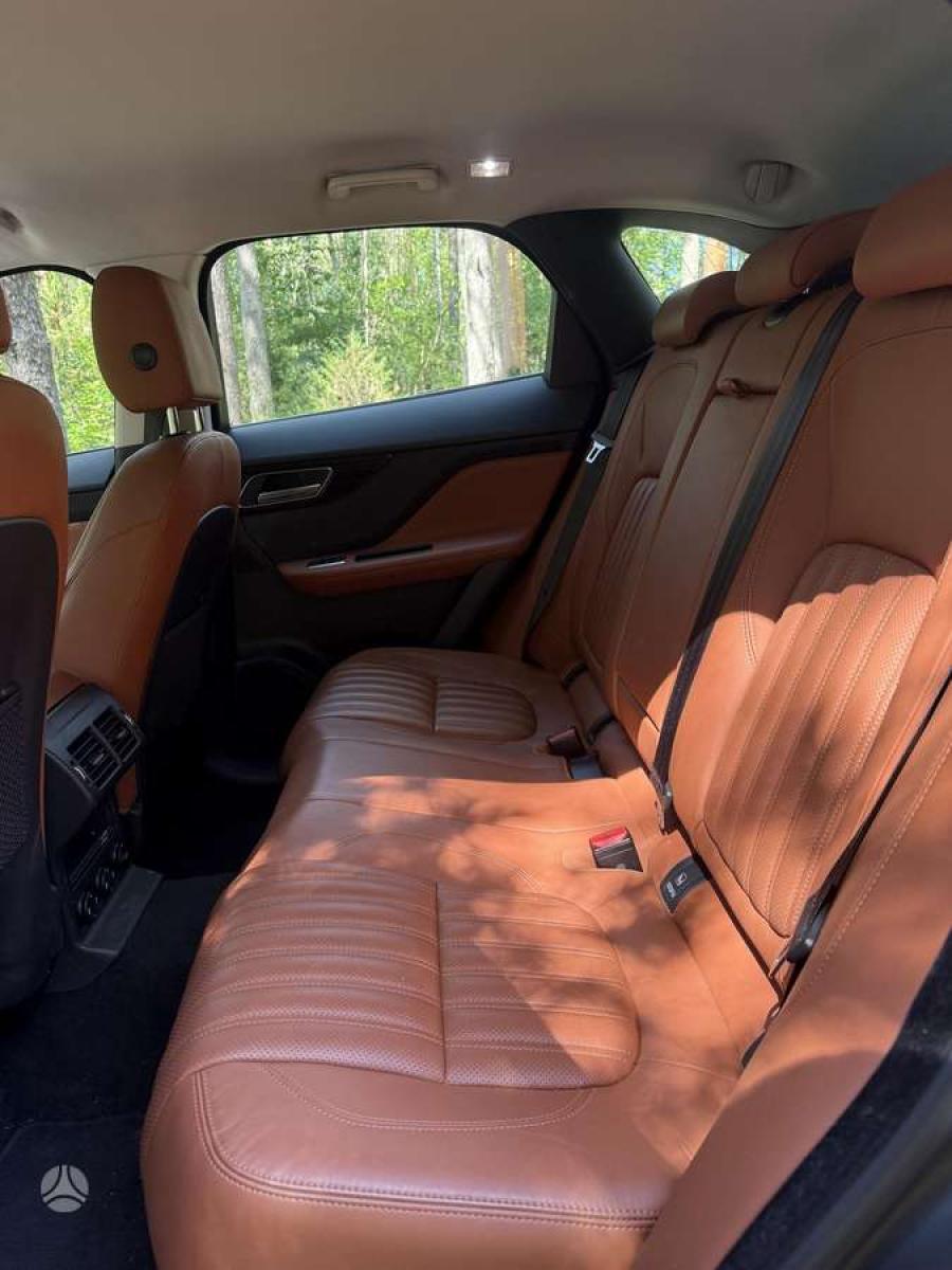 Red Jaguar F-Pace 2016 in Visaginas, with an engine capacity of 2.00 L and mileage of 192 thousand km for 13999 €, photo 11 on AUTOMOTO.COM.LV