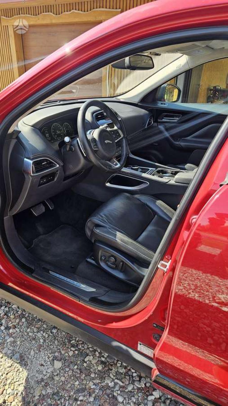 Sarkans Jaguar F-Pace 2017 Alīta, ar dzinēja tilpumu 3.00 L un nobraukumu 145 tūkst. km par 21000 €, foto 24 vietnē AUTOMOTO.COM.LV