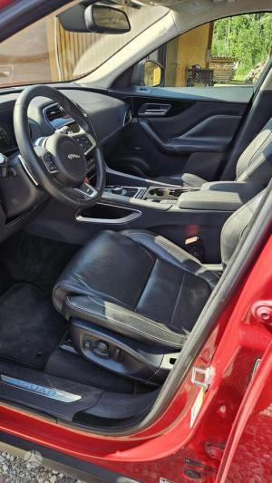 Sarkans Jaguar F-Pace 2017 Alīta, ar dzinēja tilpumu 3.00 L un nobraukumu 145 tūkst. km par 21000 €, foto 25 vietnē AUTOMOTO.COM.LV