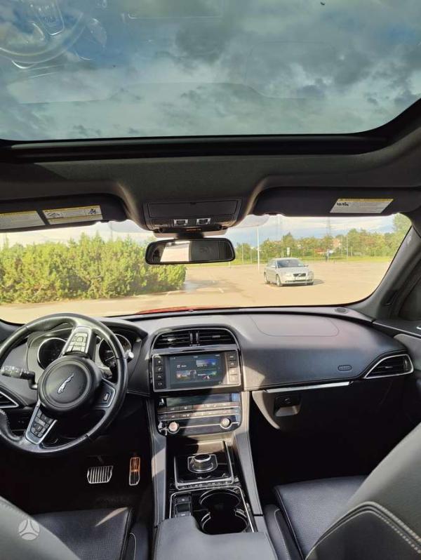 Sarkans Jaguar F-Pace 2017 Šauļi, ar dzinēja tilpumu 3.00 L un nobraukumu 137 tūkst. km par 20000 €, foto 8 vietnē AUTOMOTO.COM.LV