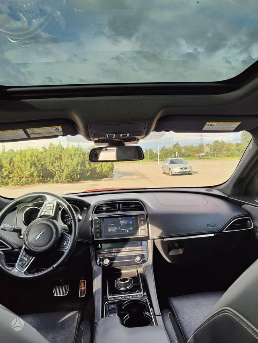 Sarkans Jaguar F-Pace 2017 Šauļi, ar dzinēja tilpumu 3.00 L un nobraukumu 137 tūkst. km par 20000 €, foto 9 vietnē AUTOMOTO.COM.LV