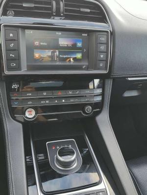 Sarkans Jaguar F-Pace 2017 Šauļi, ar dzinēja tilpumu 3.00 L un nobraukumu 137 tūkst. km par 20000 €, foto 10 vietnē AUTOMOTO.COM.LV