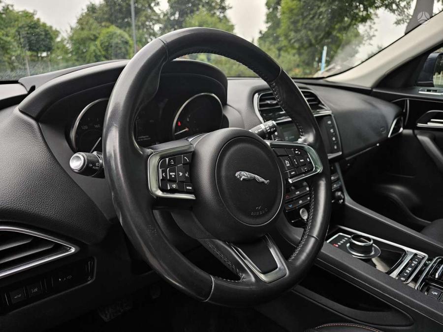 Sarkans Jaguar F-Pace 2017 Tauragė, ar dzinēja tilpumu 2.00 L un nobraukumu 120 tūkst. km par 10900 €, foto 16 vietnē AUTOMOTO.COM.LV