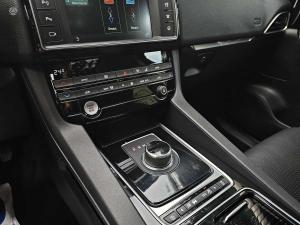 Sarkans Jaguar F-Pace 2017 Tauragė, ar dzinēja tilpumu 2.00 L un nobraukumu 120 tūkst. km par 10900 €, foto 20 vietnē AUTOMOTO.COM.LV