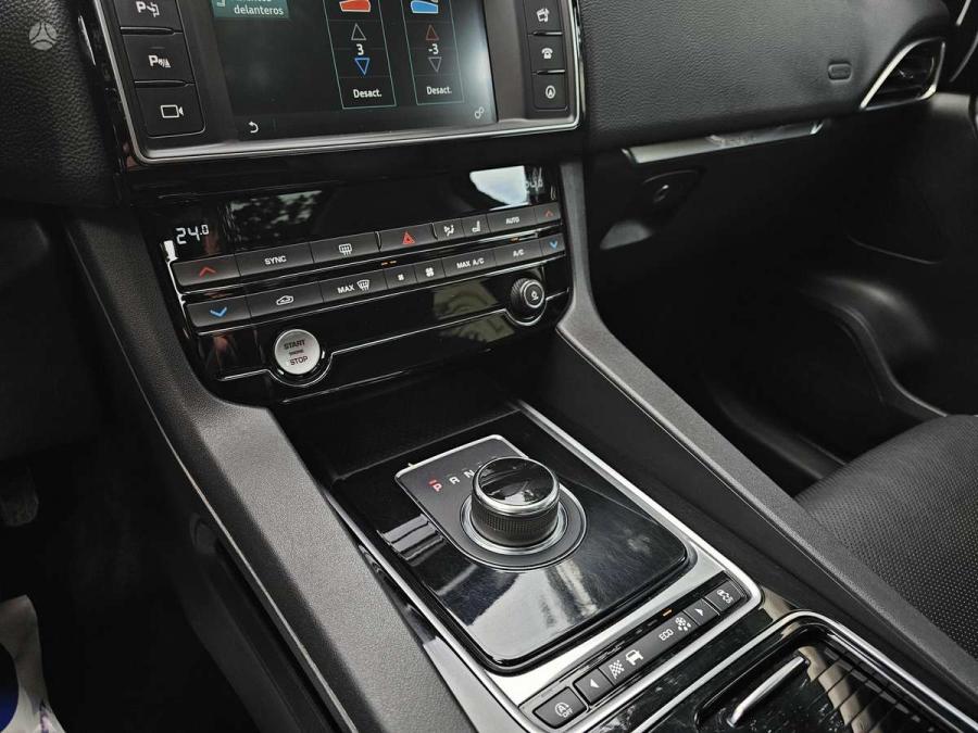 Sarkans Jaguar F-Pace 2017 Tauragė, ar dzinēja tilpumu 2.00 L un nobraukumu 120 tūkst. km par 10900 €, foto 20 vietnē AUTOMOTO.COM.LV