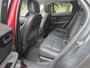 Sarkans Jaguar F-Pace 2017 Tauragė, ar dzinēja tilpumu 2.00 L un nobraukumu 120 tūkst. km par 10900 €, foto 25 vietnē AUTOMOTO.COM.LV
