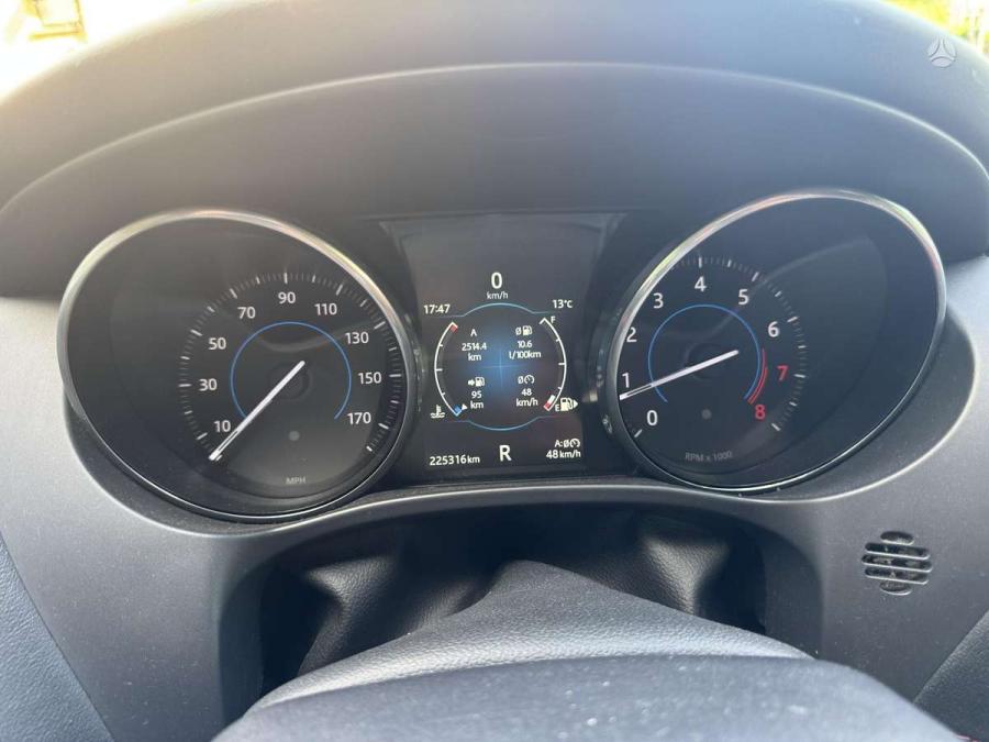 Red Jaguar F-Pace 2017 in Kaunas, with an engine capacity of 3.00 L and mileage of 227 thousand km for 19500 €, photo 9 on AUTOMOTO.COM.LV