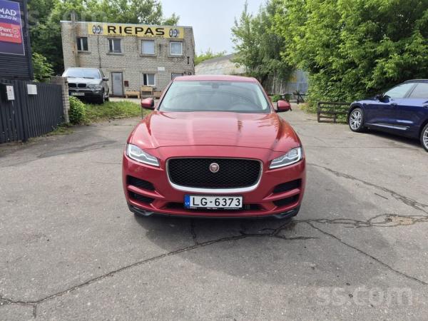 Красный Ягуар Ф-Пейс 2018 в Рига, объемом двигателя 2.00 л и пробегом 170 тыс. км за 15990 €, фото 3 на AUTOMOTO.COM.LV