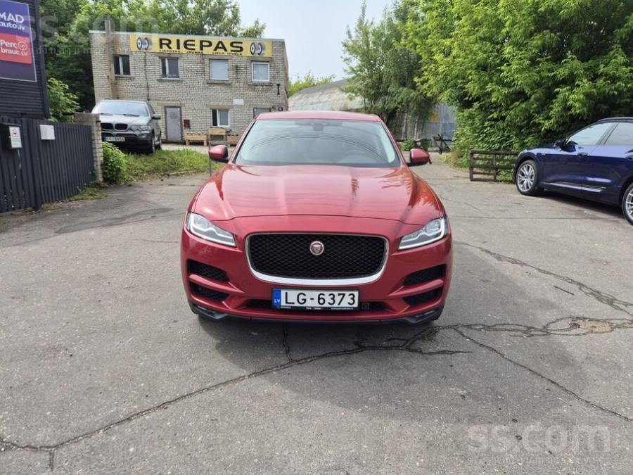 Sarkans Jaguar F-Pace 2018 Rīga, ar dzinēja tilpumu 2.00 L un nobraukumu 170 tūkst. km par 15990 €, foto 4 vietnē AUTOMOTO.COM.LV