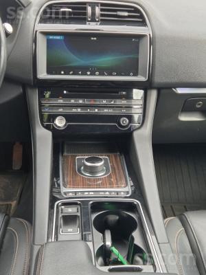 Sarkans Jaguar F-Pace 2018 Rīga, ar dzinēja tilpumu 2.00 L un nobraukumu 170 tūkst. km par 15990 €, foto 13 vietnē AUTOMOTO.COM.LV