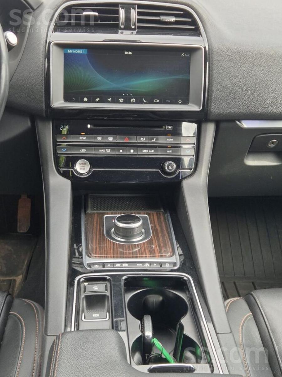 Sarkans Jaguar F-Pace 2018 Rīga, ar dzinēja tilpumu 2.00 L un nobraukumu 170 tūkst. km par 15990 €, foto 13 vietnē AUTOMOTO.COM.LV